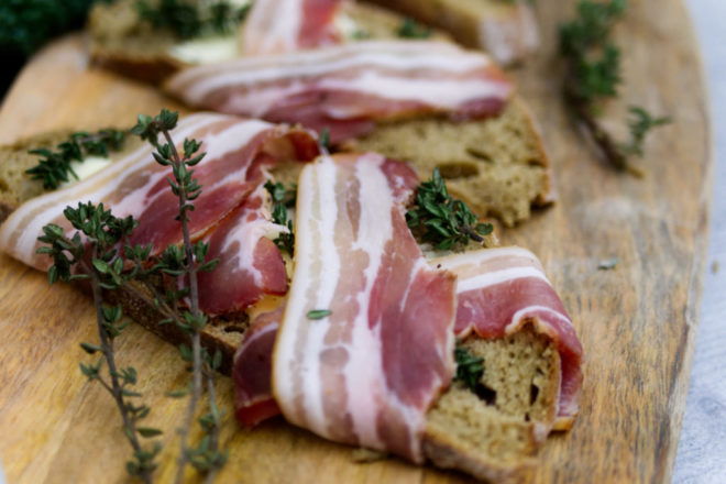 Wirsingsalat mit Walnüssen und Speckbrot | Panama Quadrat