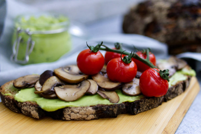 Avocado Brot mit Champignons und gegrillten Tomaten | Panama Quadrat