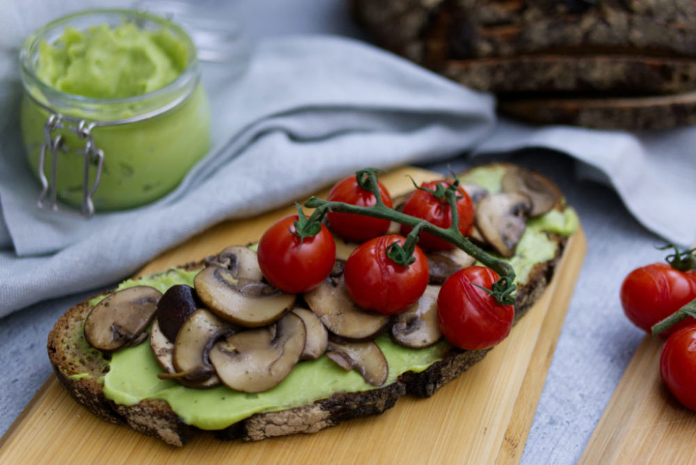Avocado Brot mit Champignons und gegrillten Tomaten | Panama Quadrat